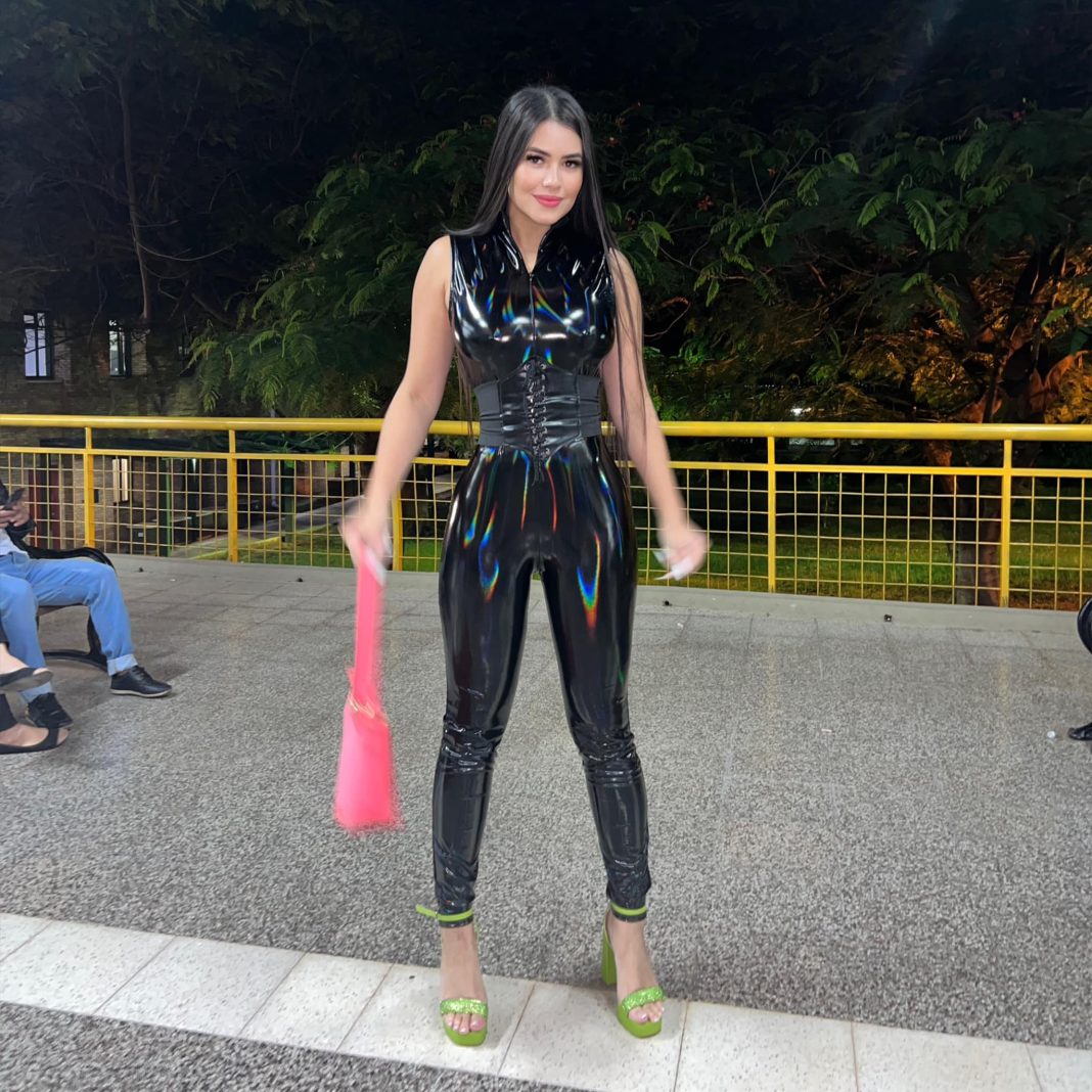 Gracias a su extravagante traje, Laurys Diva enfrentó un pequeño ...
